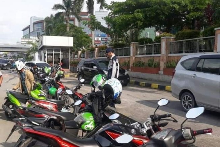 Minta Dishub Pekanbaru Tertibkan Parkir dihalte busway ilegal. Ada ...